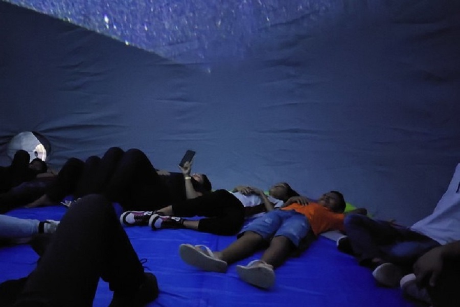 Crianças ficam encantadas com planetário na volta às aulas – Alcinéa ...